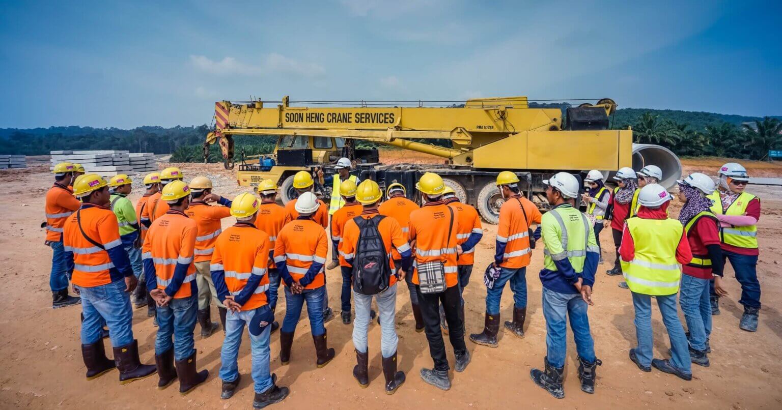 How to create a construction safety meeting agenda that works - Under ...