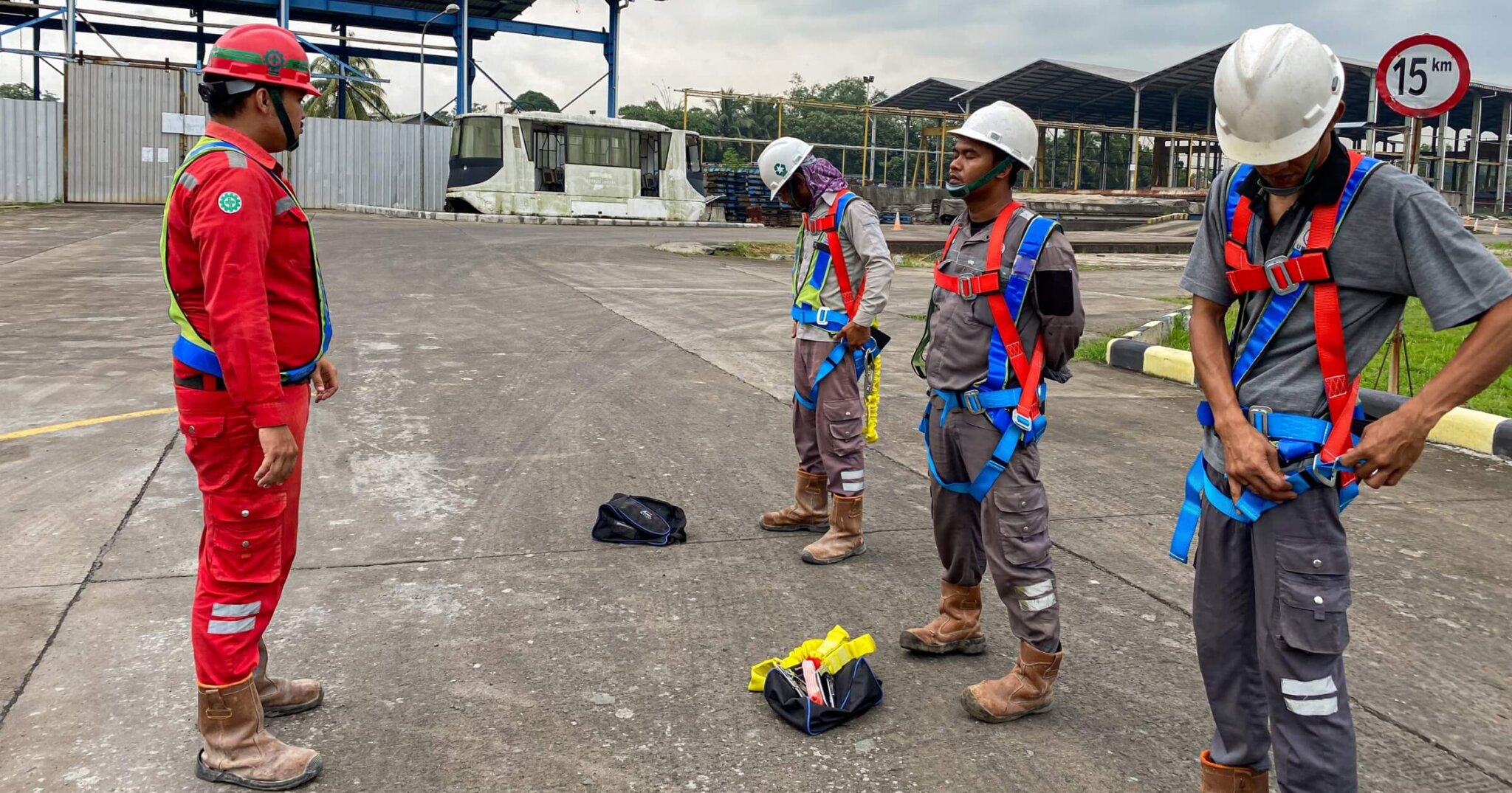 Scaffold fall protection system requirements: OSHA rules and checklist